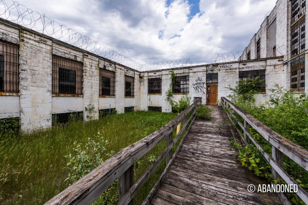 Exploring the Detroit House of Correction - Abandoned